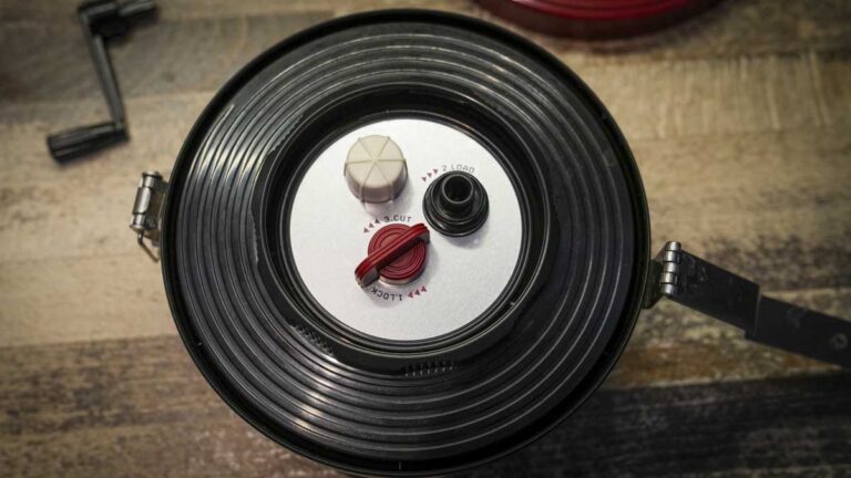 I developed 35mm film in daylight, here’s how the Lomo Daylight Tank ...